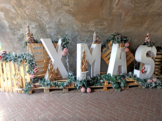 Caribbean Christmas Decorations | Cruise Stories